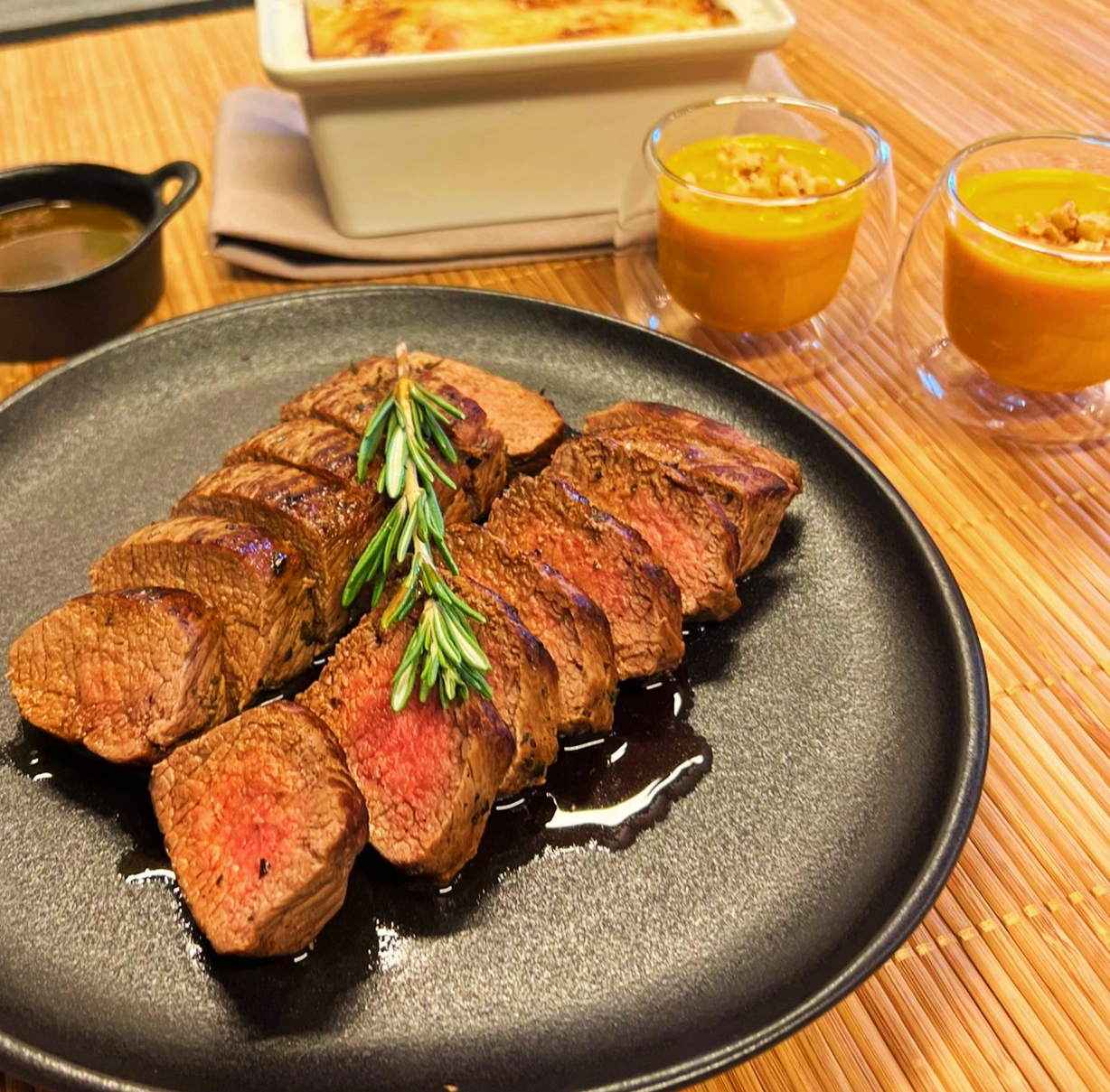 Recette de filets d'agneau au romarin & gratin de pomme de terre - L'Acore